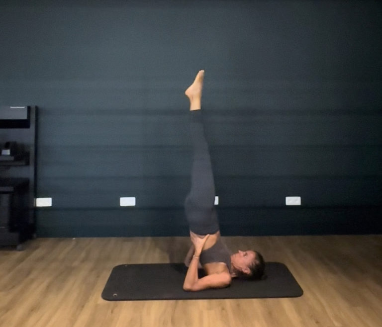 Halasana, la posture de la charrue - Caroline Fobe